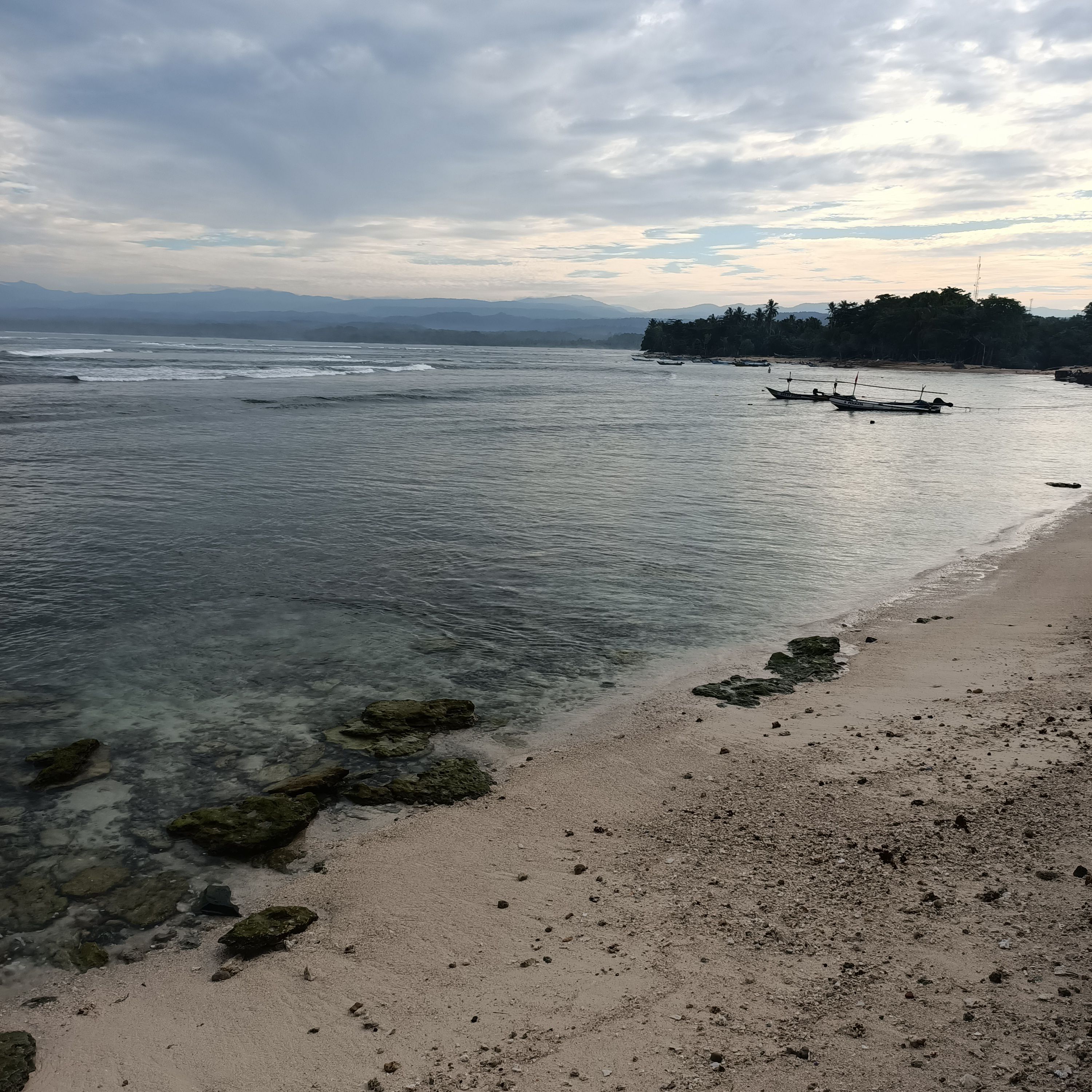 Hotel di Pesisir Selatan Terdekat - Mulai Rp 135rb, Diskon s.d 50%