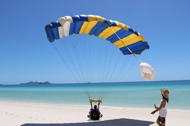 Whitehaven Beach Tandem Skydive with beach landing! Harga Promo Terbaru ...