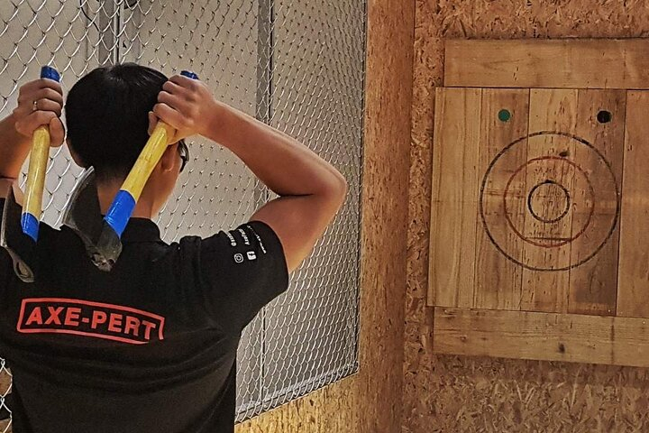 Singapore : Axe Throwing Experience Harga Tiket Promo Up to 7%