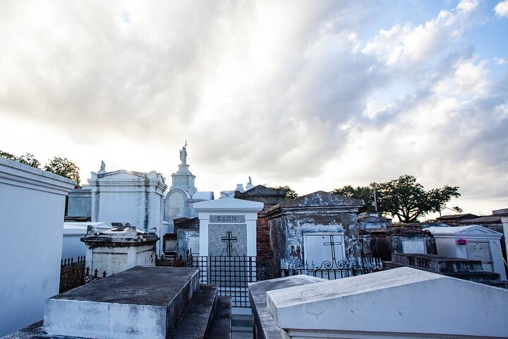 St. Louis Cemetery No. 1 Official Walking Tour - Enters the Cemetery ...