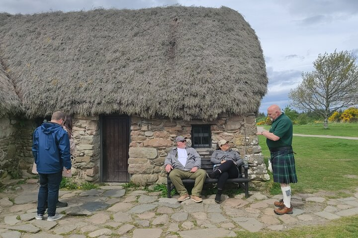 8 SEATER MINI-VAN Tour-Clava Cairns, Culloden Battlefield & Cawdor ...