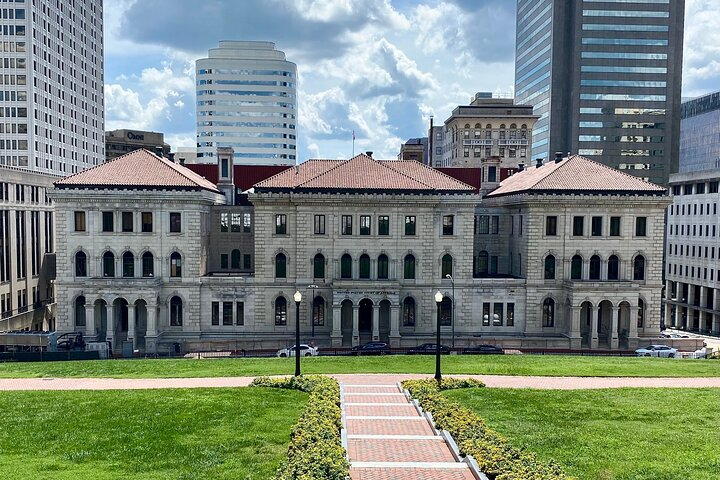 Capitol Square and Capitol Building Walking Tour Harga Promo Terbaru 2023