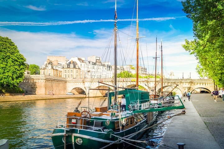 Paris Scavenger Hunt and Self-Guided Walking Tour Diskon 50% Paket Tur