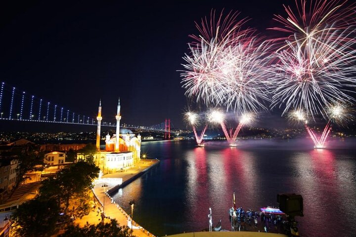 Tiket Istanbul Bosphorus New Year's Eve Dinner Cruise Party in Istanbul ...