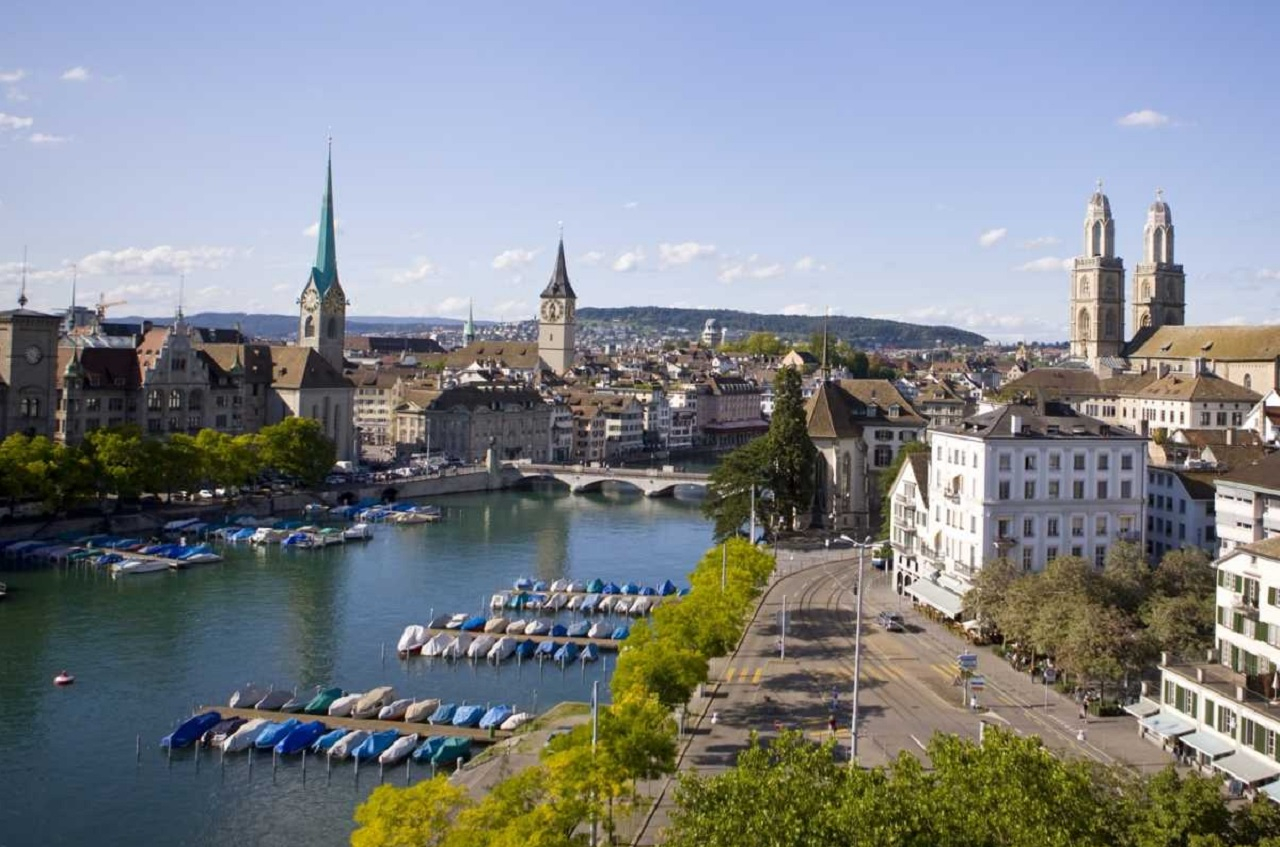Tiket Zurich Sightseeing Bus Tour with Guided Old Town Walk Harga Promo ...