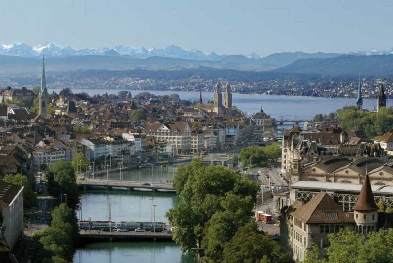 Tiket Zurich Sightseeing Bus Tour with Guided Old Town Walk Harga Promo ...
