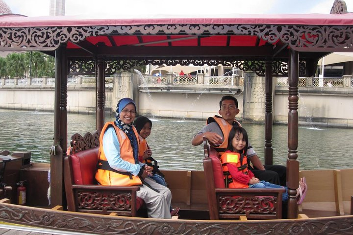 Putrajaya City Tour from Kuala Lumpur with Traditional Boat Ride Diskon ...
