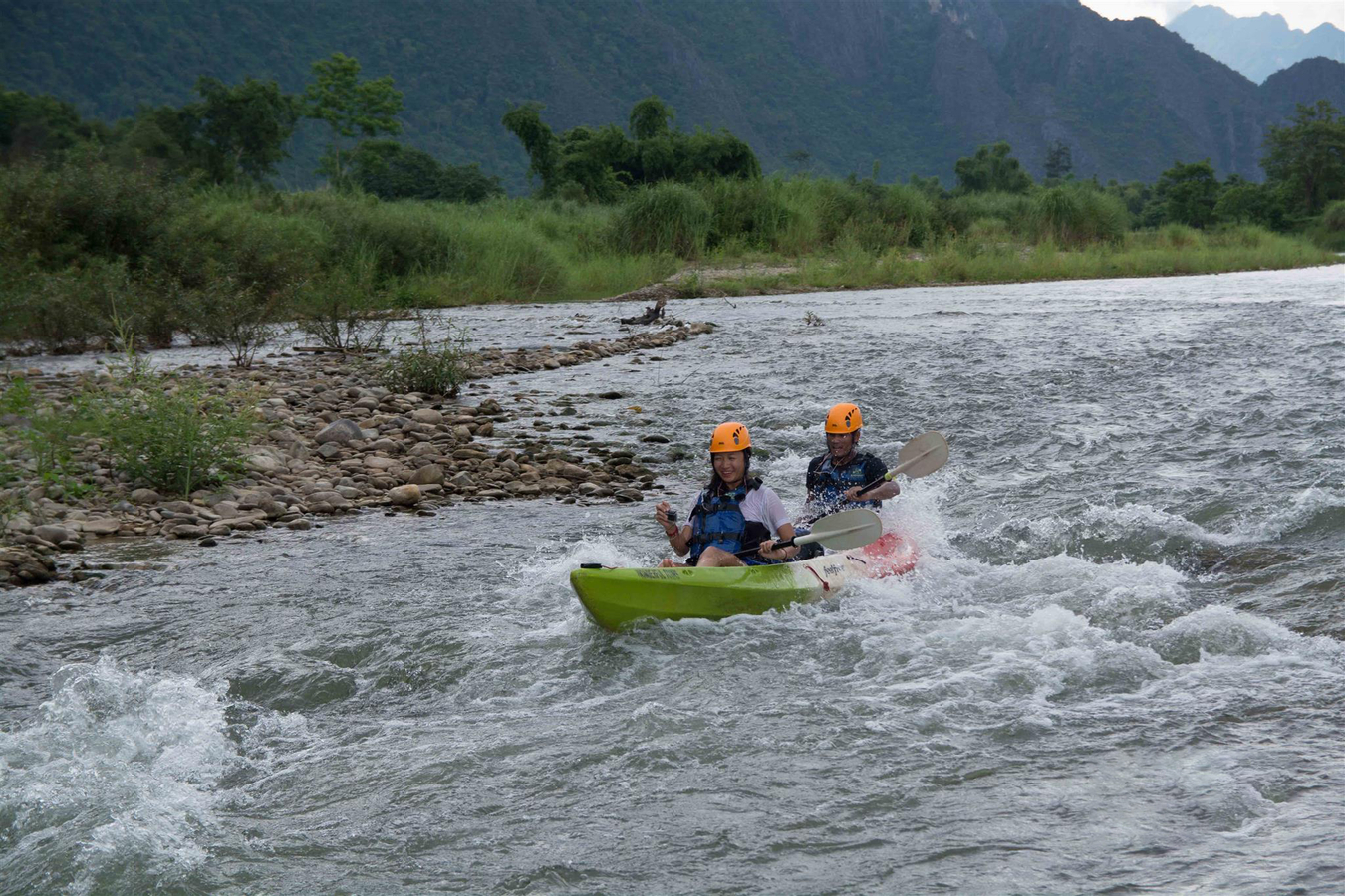 Vang Vieng Kayaking and Zipline Adventure Diskon 50% Paket Tur