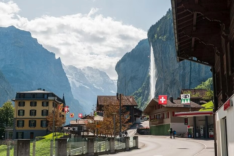 Interlaken Lauterbrunnen Valley and Murren Alpine Village Tour Diskon ...