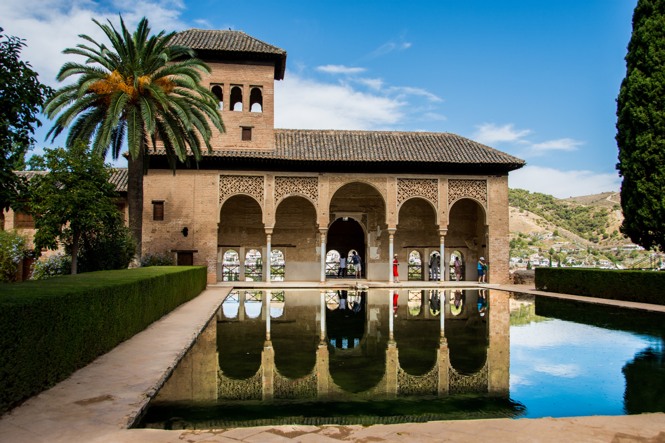 Alhambra Guided Tour with Options for Nasrid Palace and Transfers Diskon 50% Harga Tiket Masuk