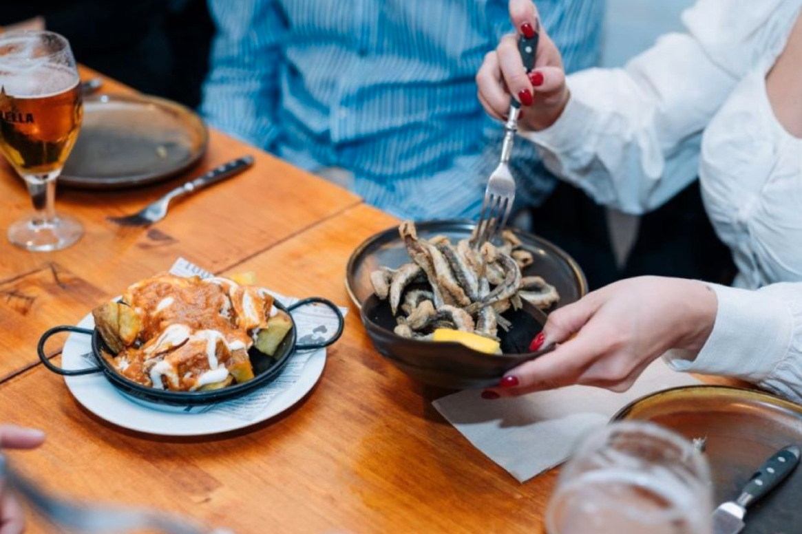 Tiket El Born and Gothic Quarter Tipsy Tapas Tour Harga Promo - tiket.com