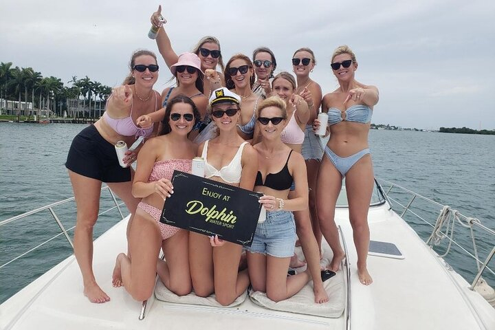 52' Yacht Rental in Miami Beach with Experienced Captain Diskon 50% Harga Tiket Masuk