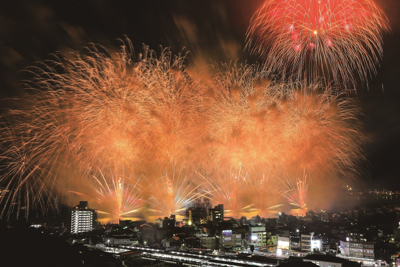 Tiket 2D1N Ito Onsen Umi no Hanabi Taikai Tour with Grape Picking Harga Promo - tiket.com