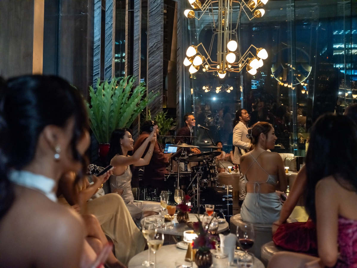 Get Ticket Cocktail Bar on 35th Floor at Penthouse Bar + Grill, Park ...