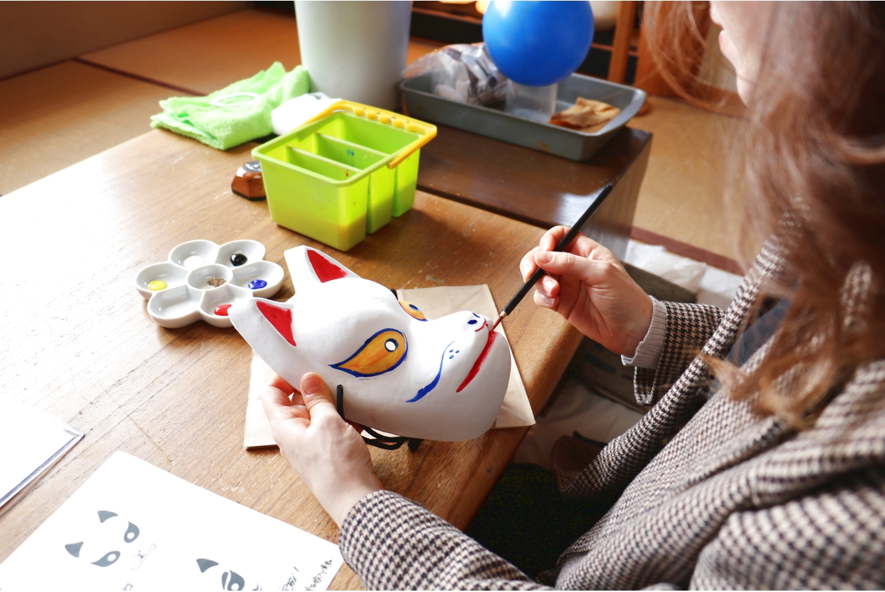 Tiket Mask Painting Experience at Kitsune no Yomeiri Yashiki (Fox ...