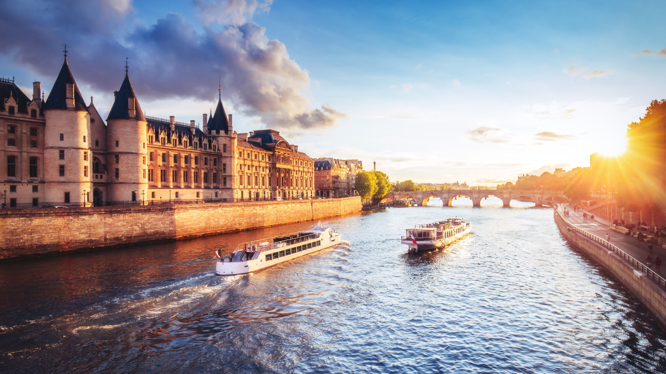 Tiket Seine river cruise experience with meringue in Paris Harga Promo ...