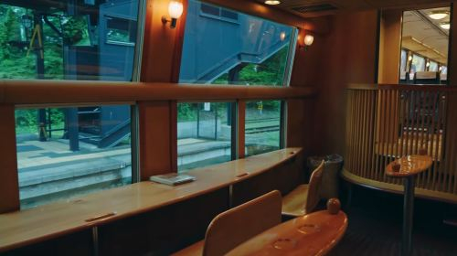 Get Ticket Yufuin-no-mori green train and the Yufu red limited express ...