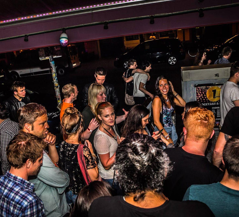 Tiket Paris: Pub Crawl with Shots and Nightclub Entry Harga Promo ...