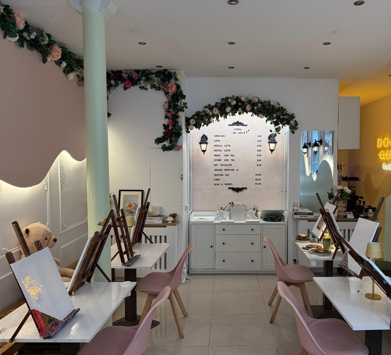 Tiket Paris : Painting experience in an art cafe Harga Promo - tiket.com