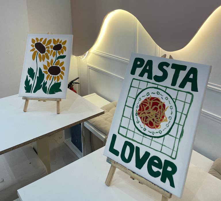 Tiket Paris : Painting experience in an art cafe Harga Promo - tiket.com