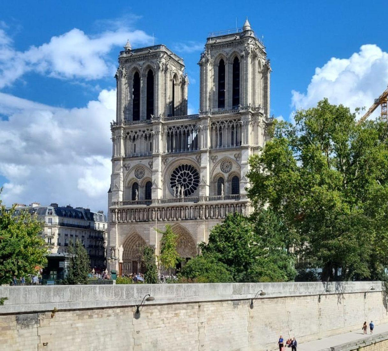 Tiket Paris: Small Group Interior Tour of Notre Dame Max 5 People Harga ...