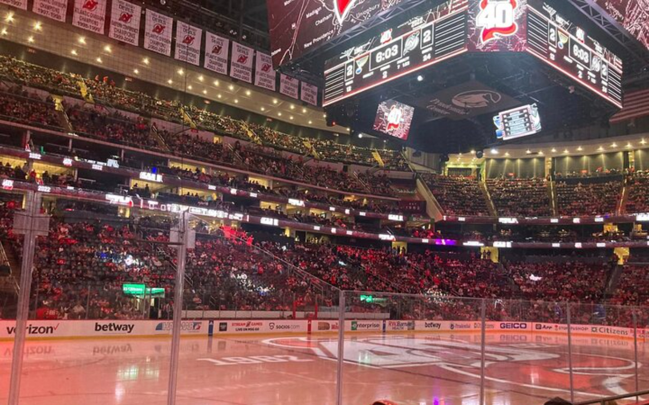 Tiket New Jersey Devils Ice Hockey Game at Prudential Center Harga ...