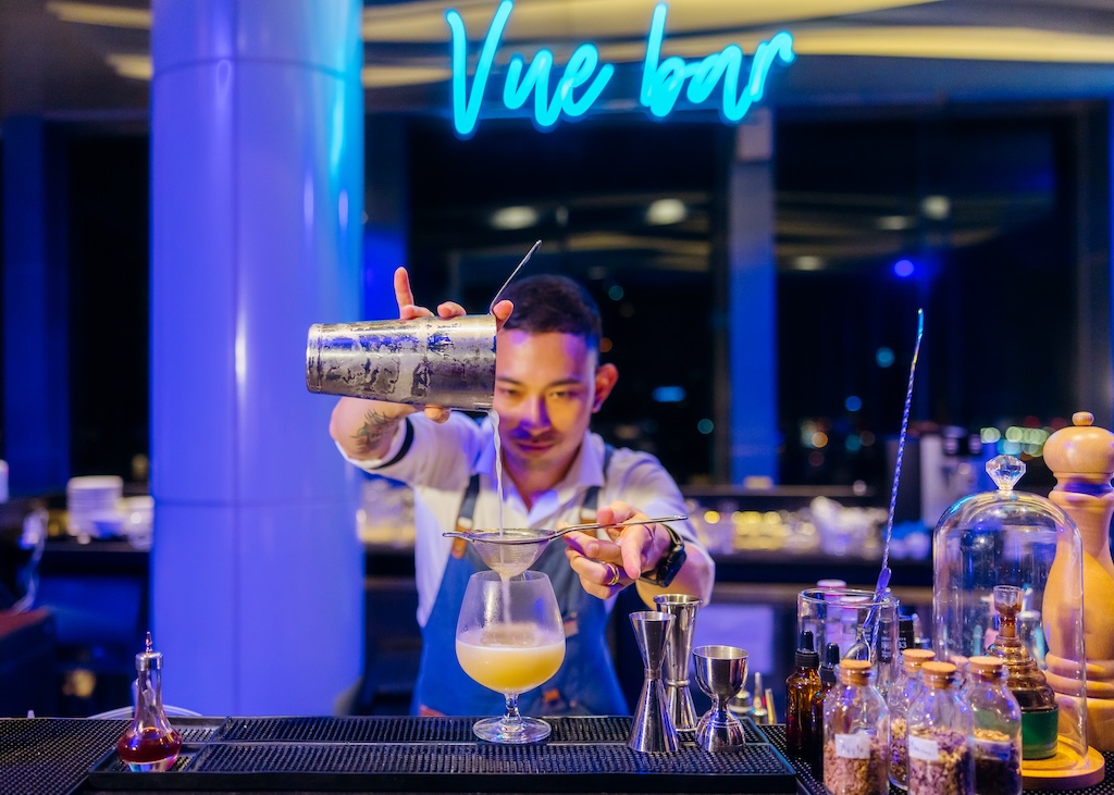 Tiket The Vue Rooftop Bar at Mercure Bangkok Sukhumvit 24 Harga Promo ...