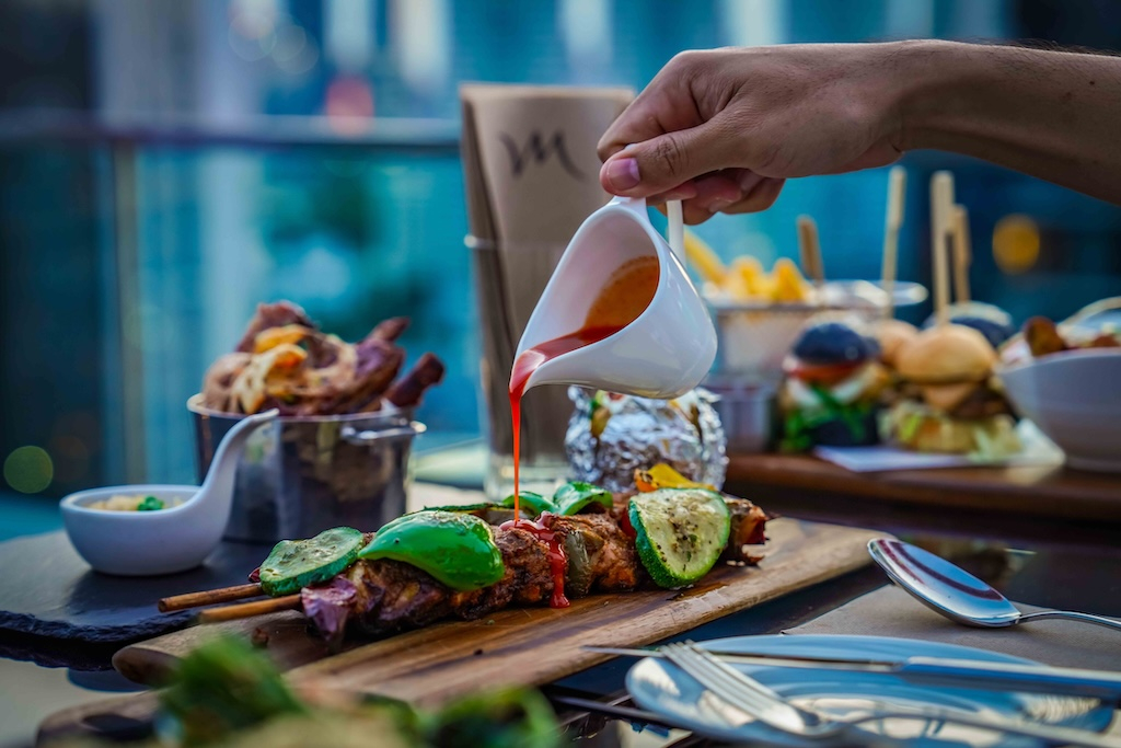 Tiket The Vue Rooftop Bar at Mercure Bangkok Sukhumvit 24 Harga Promo ...
