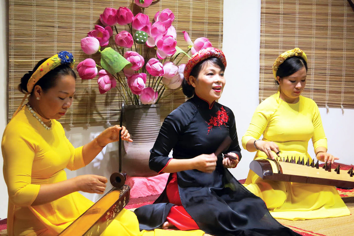 Tiket Traditional Singing Performance on Huong River Ticket in Hue ...