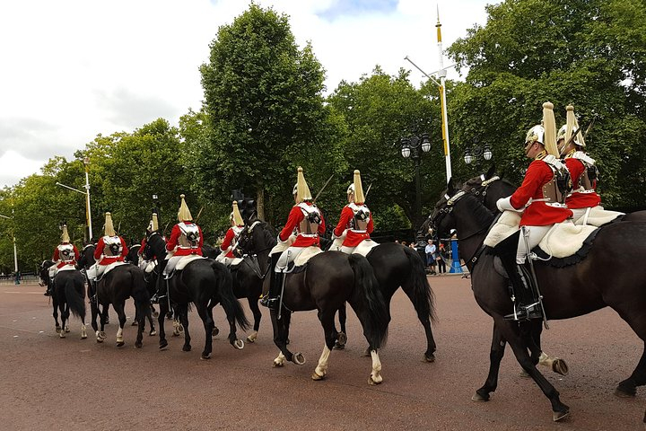 Tiket The Crown British Royalty Walking Tour - Harga Promo tiket.com
