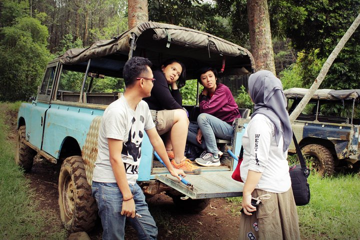 Tiket West Bandung Off Road Tour: Land Rover Fun Track in Lembang ...