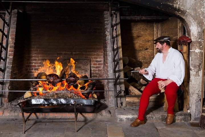 Tiket Full-Day Tudor Tour to Hampton Court Palace and Hever Castle from ...