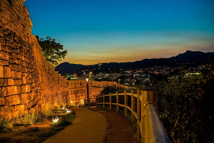 Tiket Seoul moonlight walking tour with local historian - Harga Promo ...