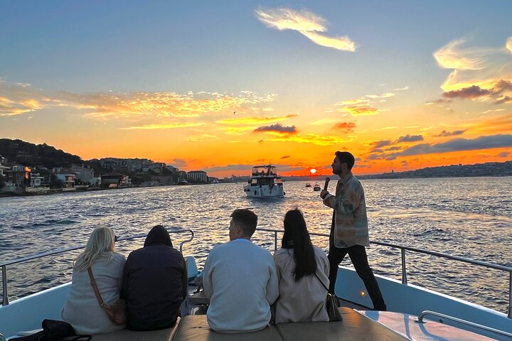 Tiket Sunset Cruise on Luxury Yacht Istanbul Bosphorus (with Live Guide) Harga Promo - tiket.com