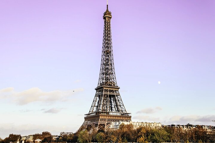 Tiket Lunch at Eiffel Tower with Hotel Pick Up and Private Photoshoot Harga Promo - tiket.com