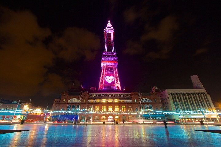 Tiket Blackpool Illuminations Walking Tour with an App Harga Promo ...