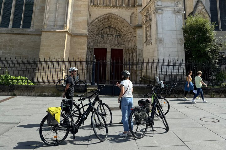 Tiket The Best of Bordeaux: E-Bike Tour with Pétanque & Appetizers ...