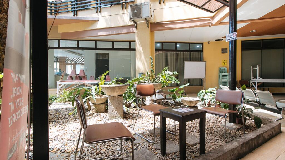 RedDoorz @ Arzo Hotel Grand Lodge - Discount Price & Hotel Promo 2024