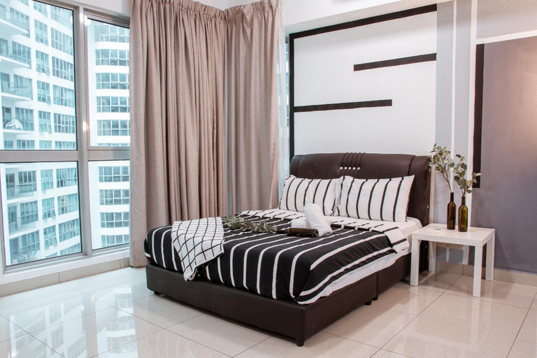 SkyPool Petronas Tower View Studio Balcony_Regalia - Penginapan Murah ...