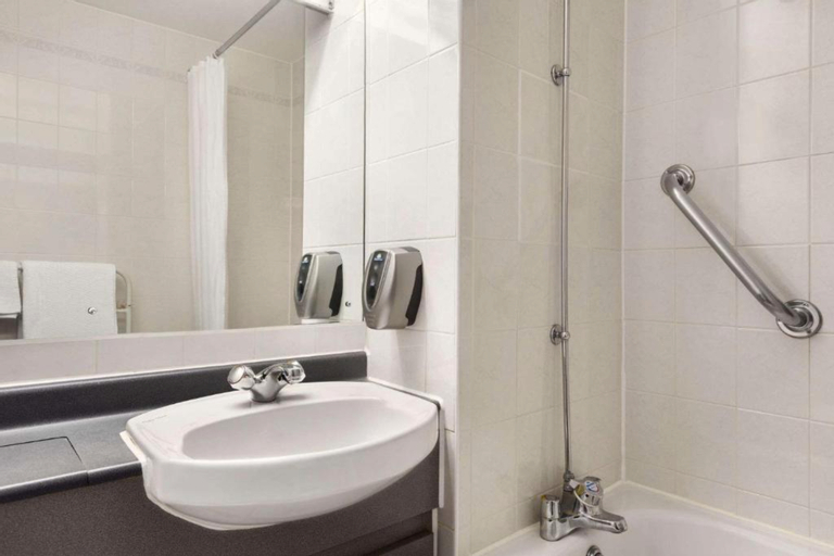 Days Inn by Wyndham Sevenoaks Clacket Lane - Harga Diskon + Promo Hotel ...