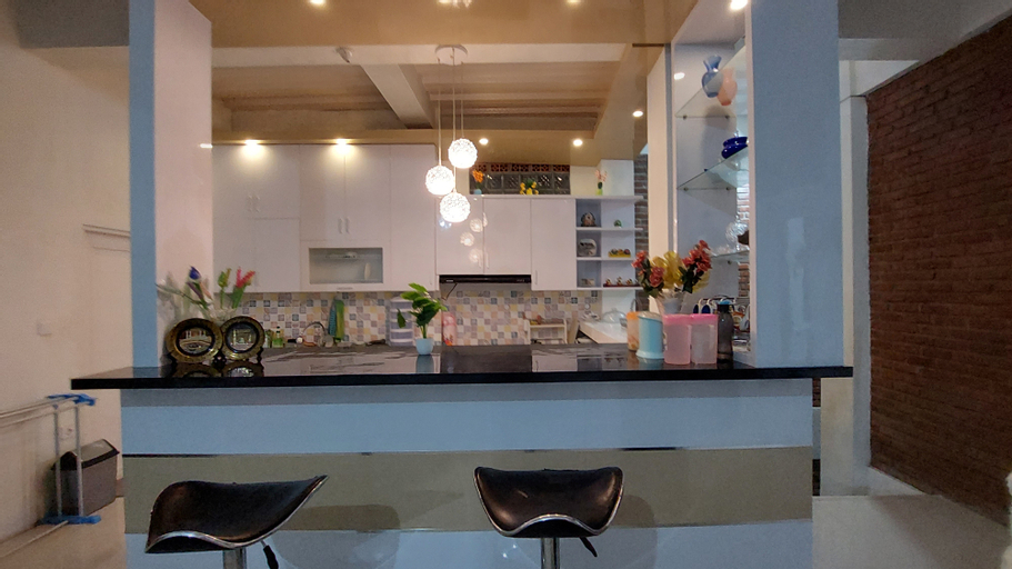 Teras Luhur Villa & Cafe dengan Pemandangan Gunung dan Pesawahan, Bandung - Harga Promo Terbaru 2024