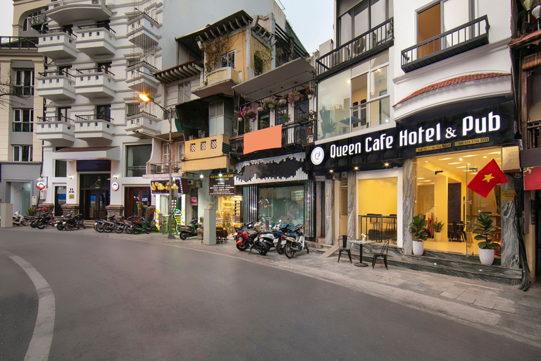 Queen Cafe Hotel & Pub Diskon s.d 50% - Promo Terbatas