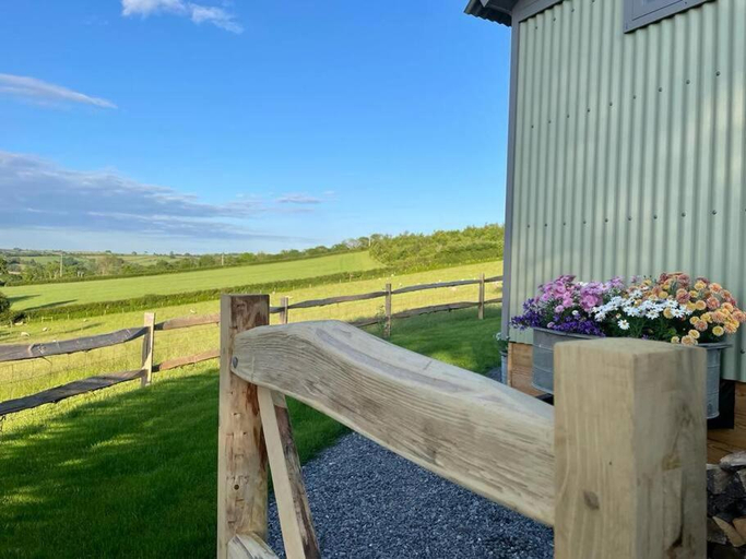 Luxury Shepherd Hut on small South Hams farm, Devon, Devon Booking ...