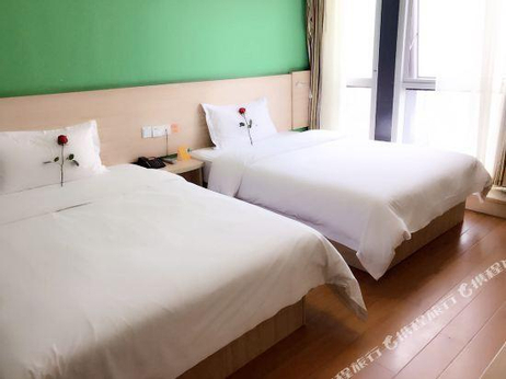 iu hotel (Chongqing Guanyin Bridge Pedestrian Street Metro Station ...