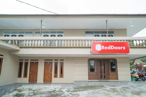 RedDoorz near Taman Safari 2, Bogor Booking Murah di tiket.com