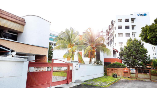 Advent Villa - 50 meters to Adventist Hospital Penang - Best Deals & Promo